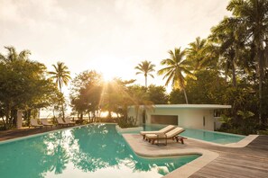 15 piscinas internas, 2 piscinas externas, guarda-sóis, espreguiçadeiras
