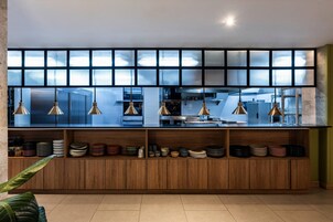 Café da manhã com buffet grátis todos os dias