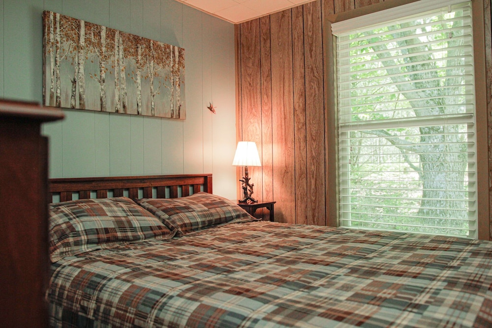 Cozy Riverfront Cabin W/ Water Access, Fireplace, Ac, Firepit - Michigan