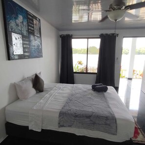 Quarto Executivo | Roupa de alta qualidade, edredões de penas, camas de colchão pillowtop 