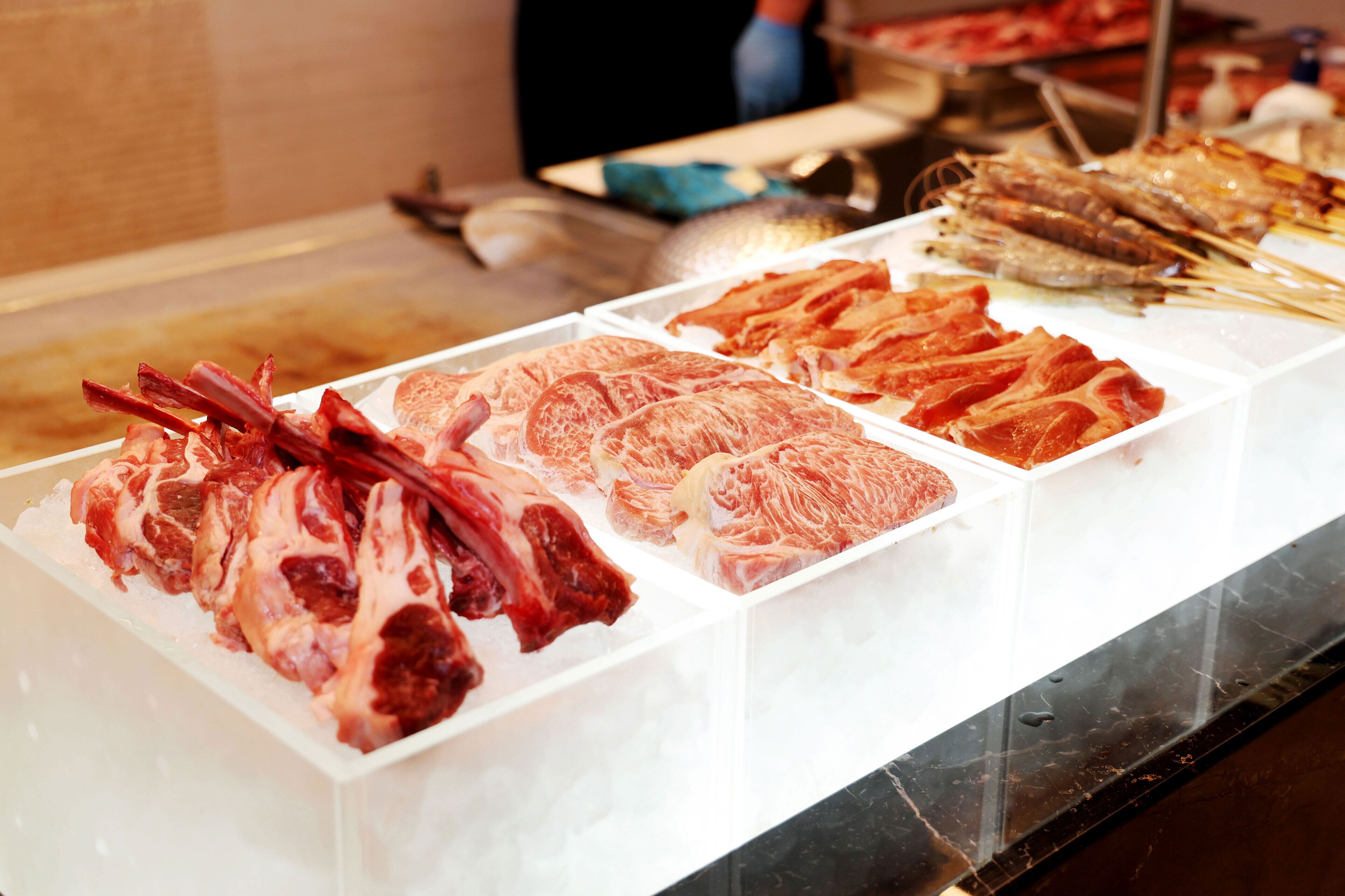 Exposição de diversos tipos de carne em um balcão.