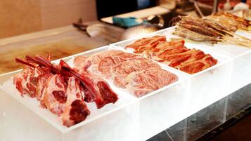 Exposição de diversos tipos de carne em um balcão.
