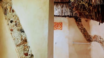 Quarto casal, vista para o jardim | Banheiro | Chuveiro, toalhas de banho, sabonete