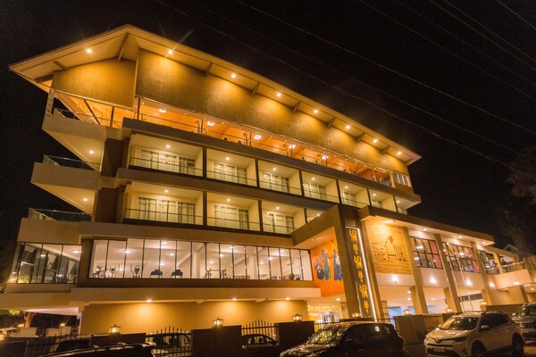 The Hut Restaurant & Boutique Hotel - Kigali