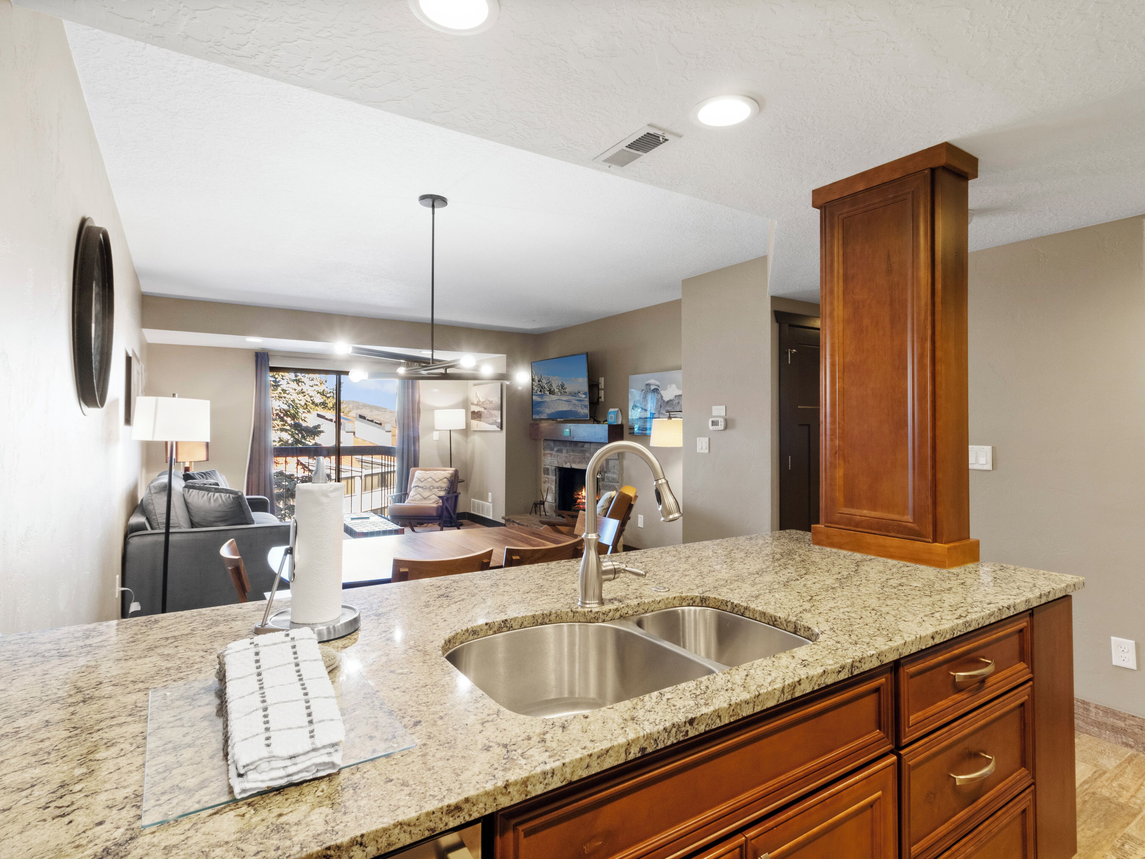 Shadow Ridge 305-3 | Short Walk To Skiing | Mountain Views | Kitchen | Fireplace | Pool & Hot Tub - Park City, UT