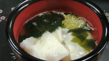 Uma tigela de sopa com diversos ingredientes.