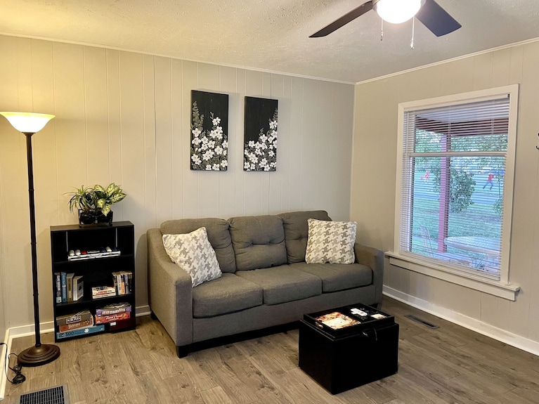 Full House Minutes' Walk To Memorial Stadium, Hawk Field, Haymarket/railyard - Lincoln, NE