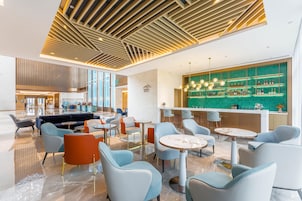 Uma área de estar moderna com assentos e bar.