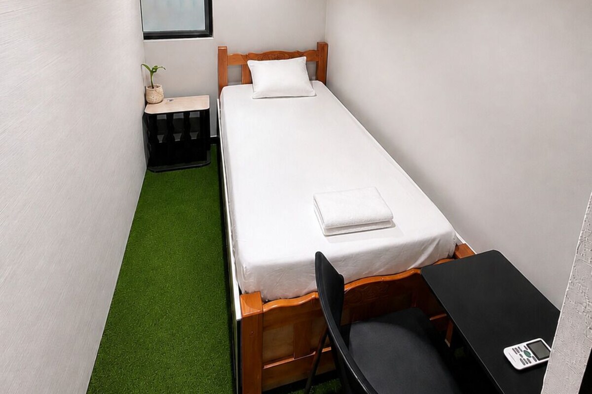 Quarto Duplo Básico para 1 Pessoa | Cortinas/cortinados opacos, Wi-fi grátis, roupa de cama fornecida 