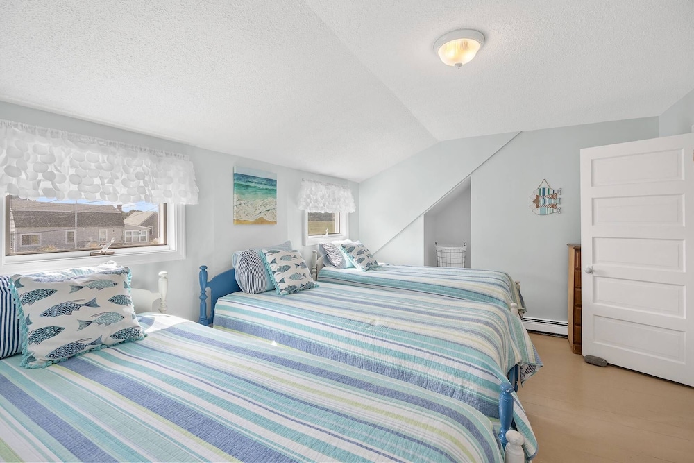 Charming Family Retreat In Scituate With Private Beach Access And Panoramic Views - Cohasset, MA