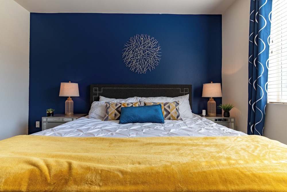 2 Bedrooms ✦ Ground Floor Unit ✦ Pool ✦ Wi-fi ✦ Gym ✦ Pack 'N Play - Santa Paula, CA