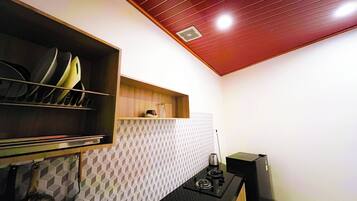 Quarto luxo, vista para a piscina | Cozinha americana privada | Cafeteira/chaleira, chaleira elétrica