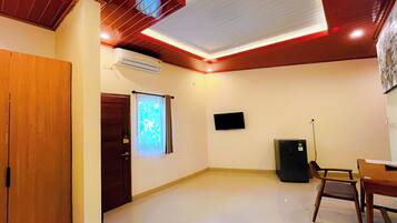 Quarto luxo, vista para a piscina | Individualmente decorados, individualmente mobiliados, escrivaninha