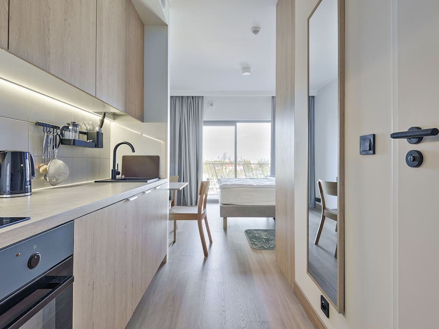 Um frigorífico, um micro-ondas, um forno, uma máquina de lavar louça