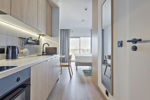 Um frigorífico, um micro-ondas, um forno, uma máquina de lavar louça 