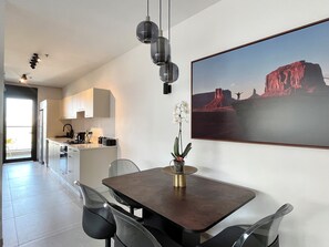 Apartamento, 2 quartos, varanda | Refeições no quarto
