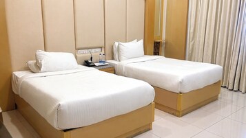 Quarto duplo club | Roupas de cama premium, escrivaninha, cortinas blackout