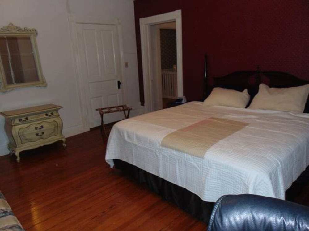 Peace Apartment, Upstairs With King Size Bed. - Jacksonville, AL