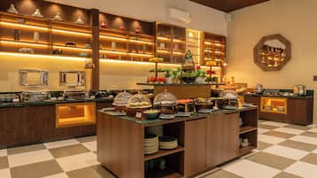 Café da manhã com buffet grátis todos os dias