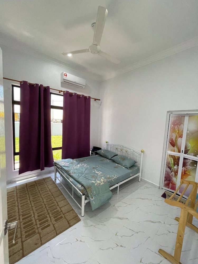 Homestay PCB. 5 minute walk to the Pantai Cahaya Bulan Beach - Kota ...