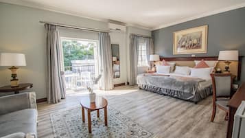 Quarto Duplo ou Twin Deluxe | Com decoração personalizada, secretária, cortinas/cortinados opacos