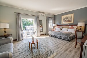 Quarto Duplo ou Twin Deluxe | Com decoração personalizada, secretária, cortinas/cortinados opacos 