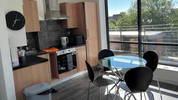 Geladeira, micro-ondas, fogão, chaleira elétrica