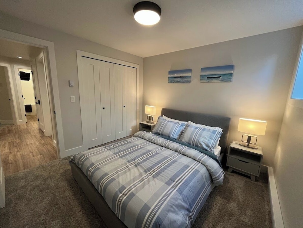 New White Rock Suite Close To Pier And Border - White Rock