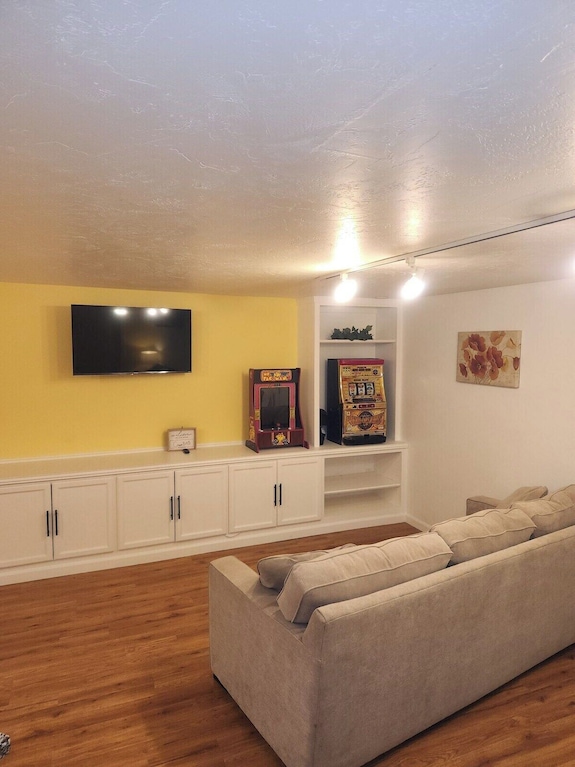 The Pool House, Step Into A Backyard Oasis. - Medford, OR