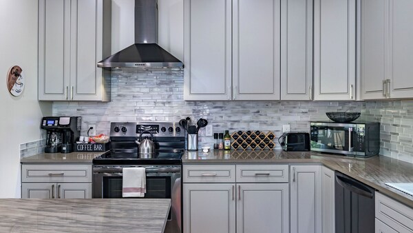 Hot Tub, Fire Pit, Mountain Views, 10min To Avl Modern Escape By Avanstay - Asheville, NC