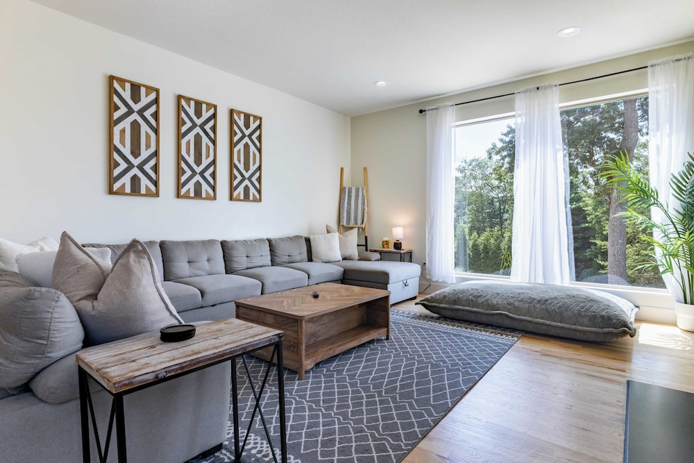 Modern Escape By Avanstay W/ Hot Tub, Fire Pit, Mountain Views, 10min To Town - Asheville