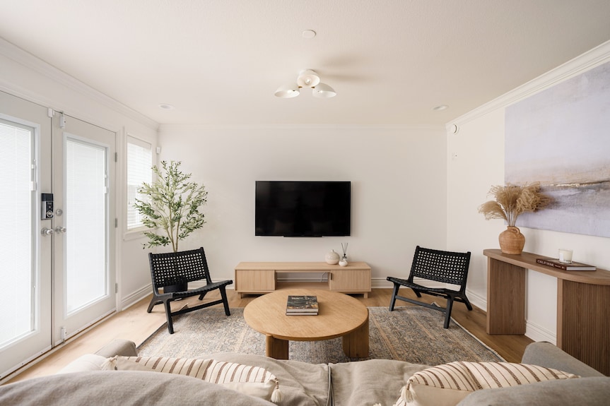 Spacious 2-bdrm Near Sunsets, Beach + City Life - Vancouver