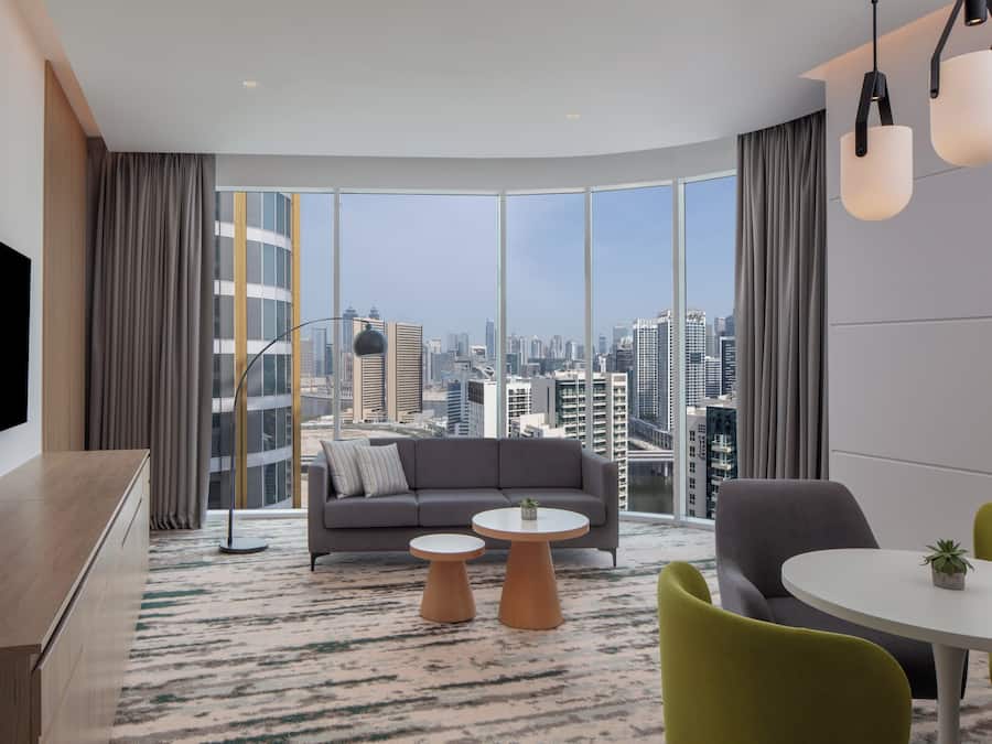 Frigobar, cofres nos quartos, escrivaninha, cortinas blackout