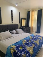 Roupa hipoalergénica, edredões de penas, cofre no quarto 