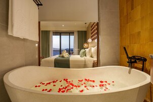 Quarto Duplo Deluxe, 1 cama king-size, varanda, Vista para a cidade | Cofre no quarto, secretária, cortinas/cortinados opacos 