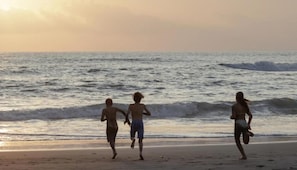 Perto da praia, areia preta