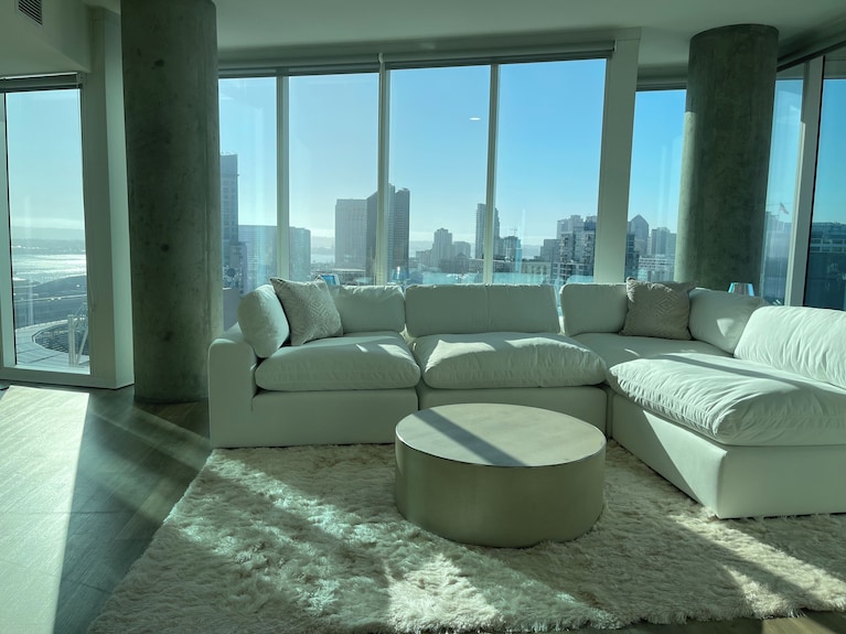 Downtown Delight: High-rise Luxury Retreat With Stunning City Views - 코로나도 섬