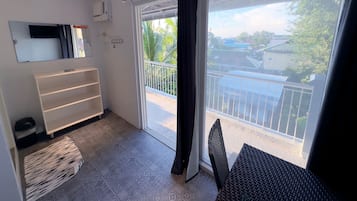 Quarto casal standard, 1 cama Queen | Espaço de trabalho para notebook, ferros/tábuas de passar roupa