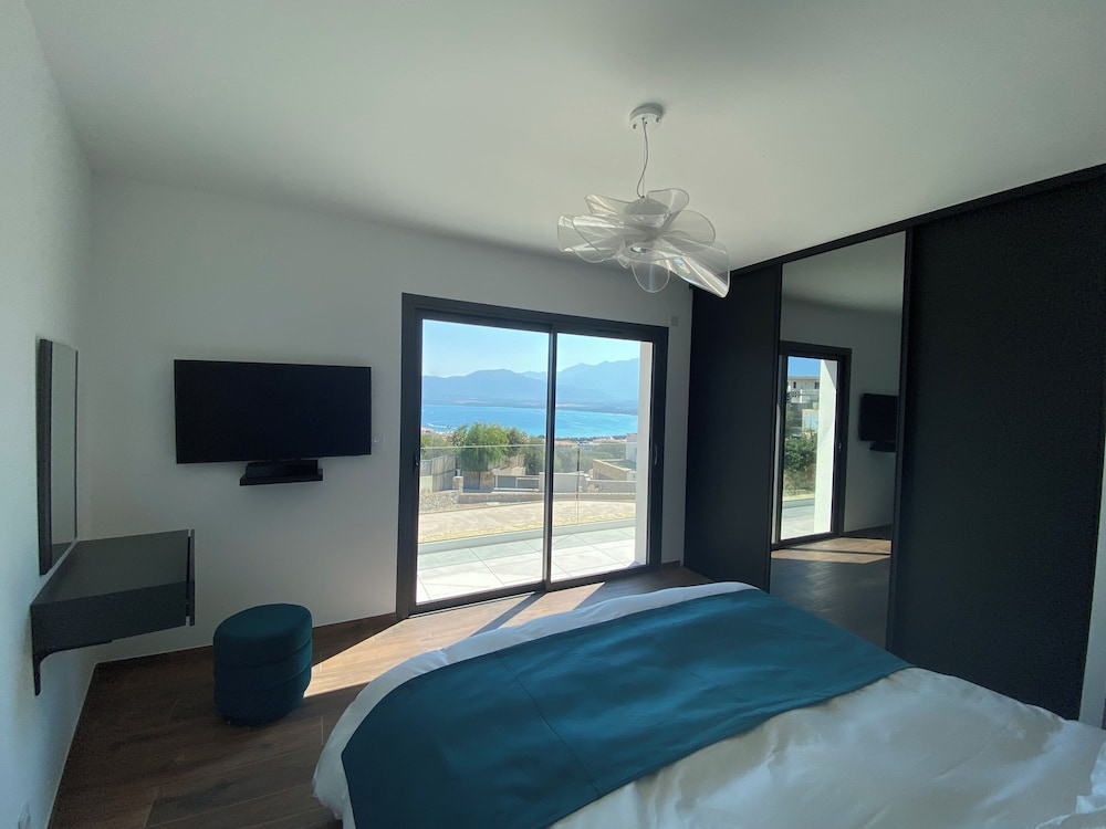 Maison D' Architecte Avec Superbe Vue Sur La Baie De Calvi Entre Mer Et Montagne - Calvi