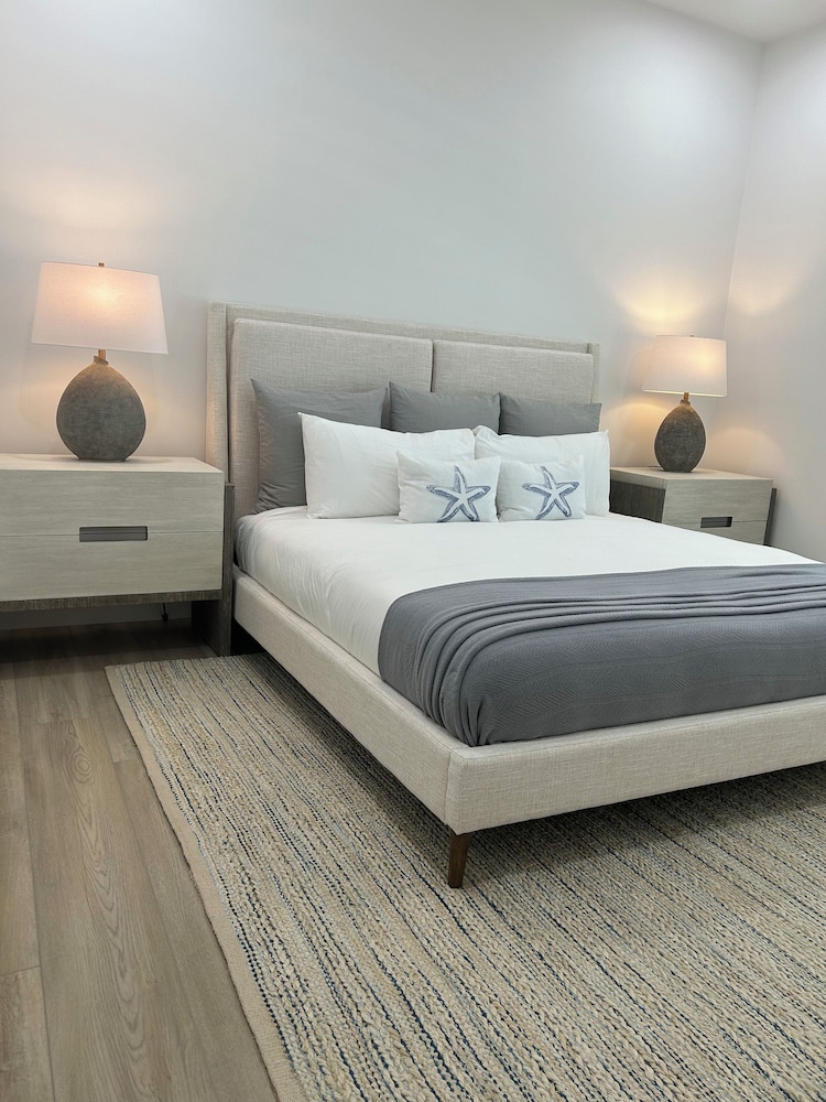 Silver Beach House - Lux Vacation Home. 7 mins from Airport. Infinity ...