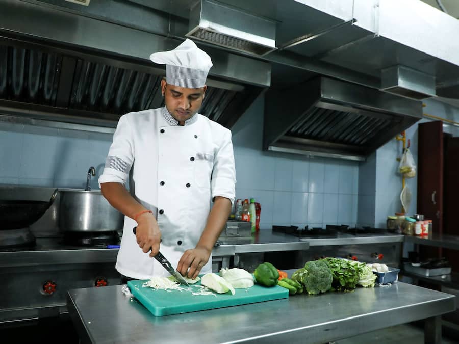 Uma cafeteira/bule, uma chaleira elétrica