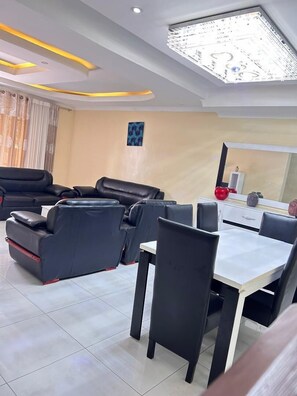 TV LED 32 polegadas com canais a cabo, lareira, pisos aquecidos