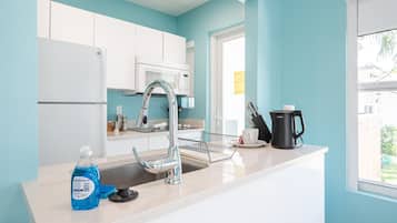 Apartamento premium | Cozinha privada | Geladeira grande, micro-ondas, cooktop, chaleira elétrica