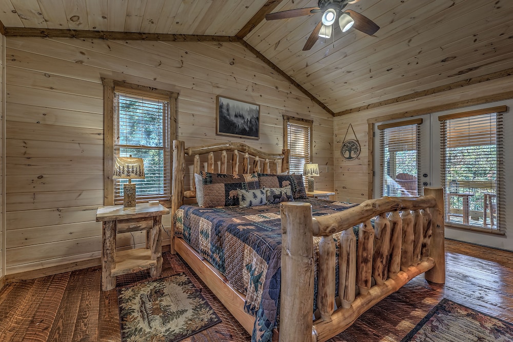 Spacious luxury cabin in private wooded setting 5 mins from downtown ...