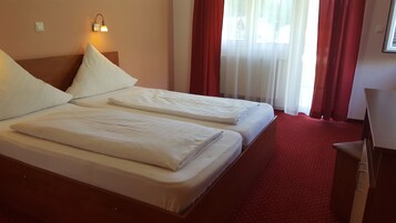 Quarto duplo | Escrivaninha, Wi-Fi de cortesia, roupa de cama