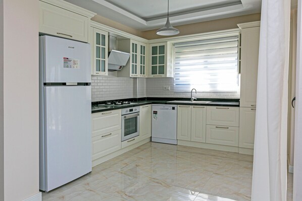 Villa Familiar | Cozinha privada | Um frigorífico/congelador grande, um micro-ondas, um forno 