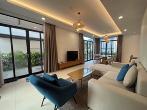 Vila família, 3 quartos, piscina particular | Sala de estar | TV de tela plana 75 polegadas com canais digitais