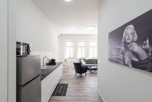 Apartamento, 2 quartos, varanda | Cozinha privada | Um frigorífico, um micro-ondas, uma placa de cozinha 