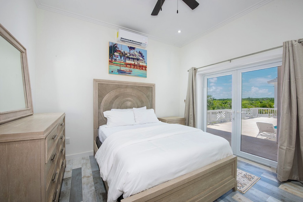 New Banks Road Estate w/Htd Pool, Pink Sand Beach, Walk to Restaurant ...