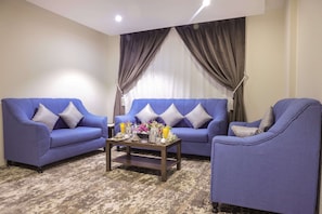 Suite Executiva | Sala de estar | Televisor LCD, lareira, serviços de streaming 